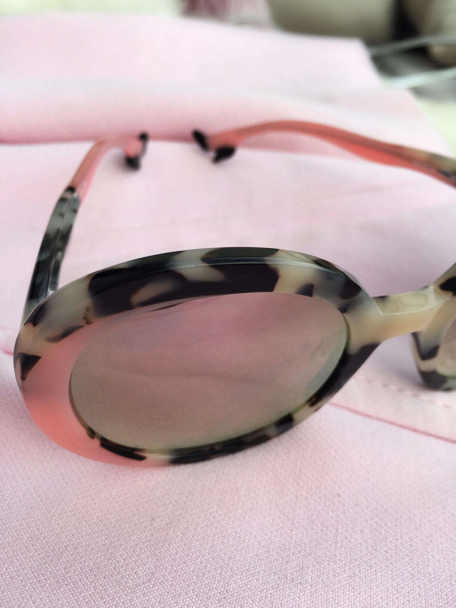 Rose-colored glasses – cochastyle